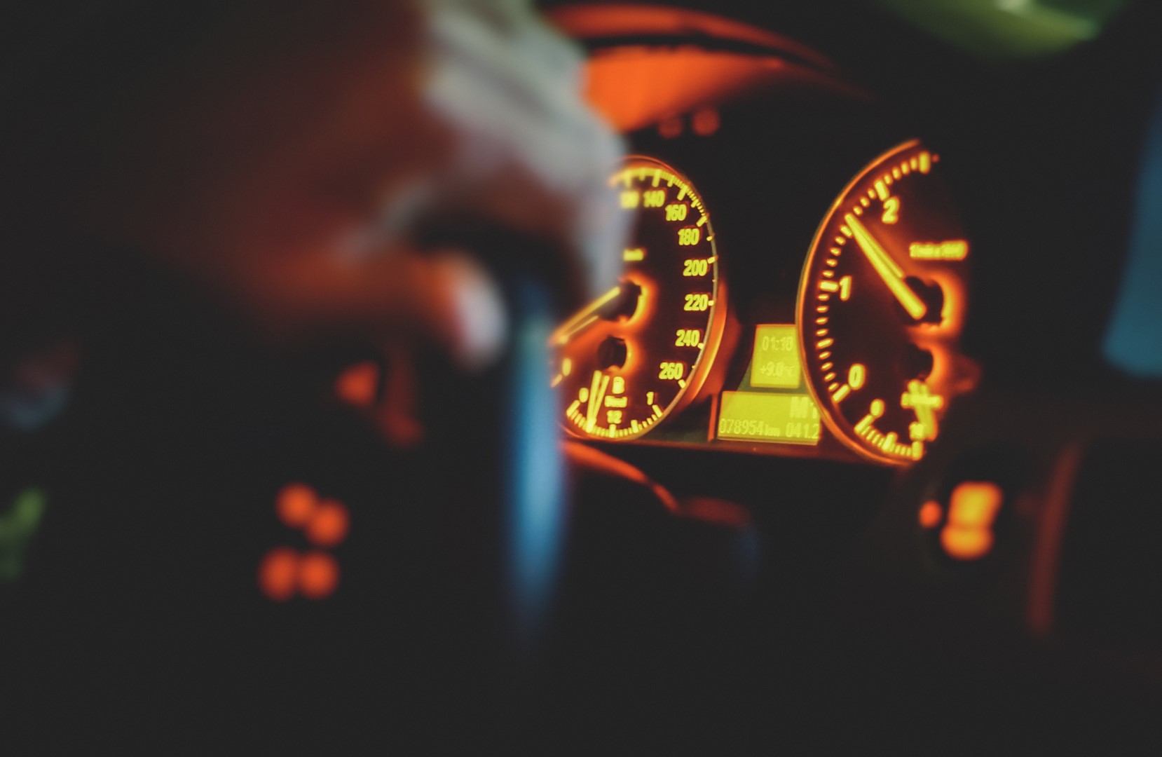 Kontrolka check engine na trasie – czy zawsze oznacza awarię? Co ...